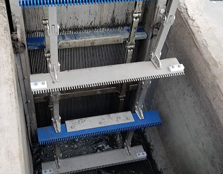 Lakeside Raptor® FalconRake® Bar Screen vs. Duperon FlexRake - Lakeside ...